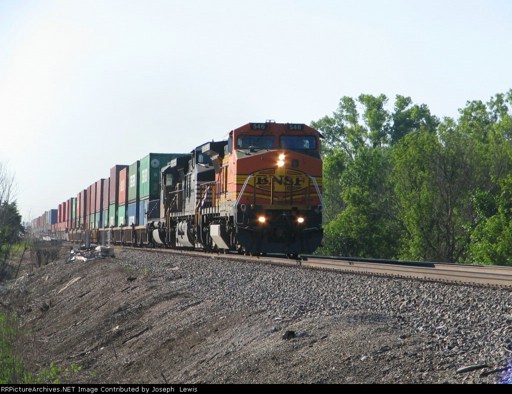 BNSF 546 with WB Stacker